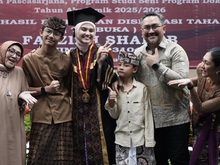 Zee Zee Shahab Awal Menolak, Kini Bikin Bangga Suami Raih Gelar Doktor