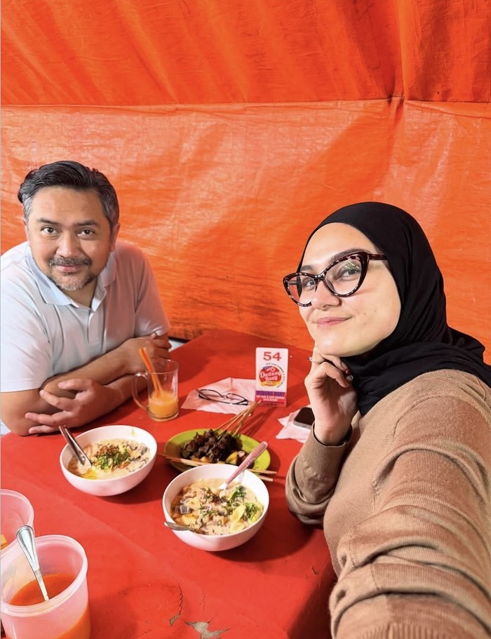 Zee Zee Shahab Hobi Jajan Kaki Lima, Cicip Sop Kambing hingga Ngopi Santai