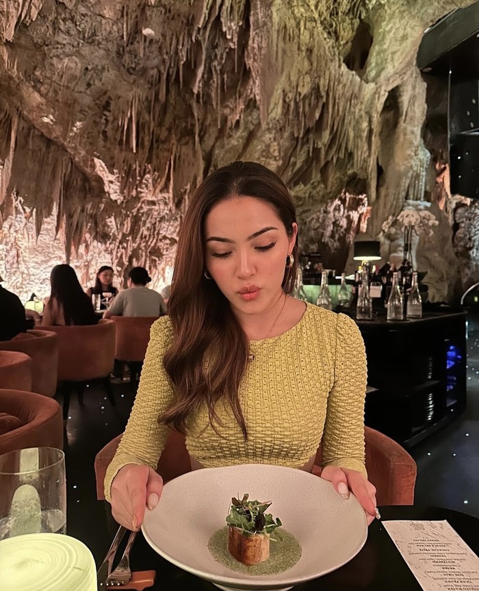 Cantiknya Nicole Parham saat Nongkrong di Kafe hingga Jajan Es Krim
