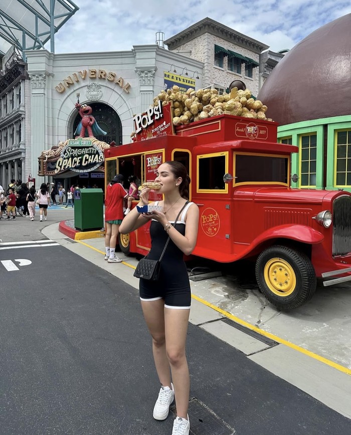 Cantiknya Nicole Parham saat Nongkrong di Kafe hingga Jajan Es Krim