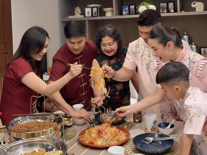 Gong Xi Fa Cai! Foto Keluarga Artis Rayakan Imlek dan Tradisi Yee Sang