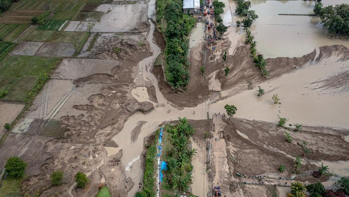 Penampakan Tanggul Sungai Tuntang Jebol, Jalur Semarang-Purwodadi Lumpuh