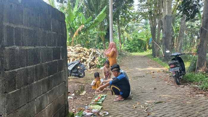 Cerita Tumidi Ziarah dari Balik Tembok karena Makam Leluhur Lenyap