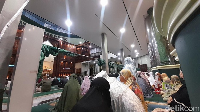 Jemaah Ramaikan Masjid Al-Musannif untuk Tarawih Perdana Ramadan 1447 H
