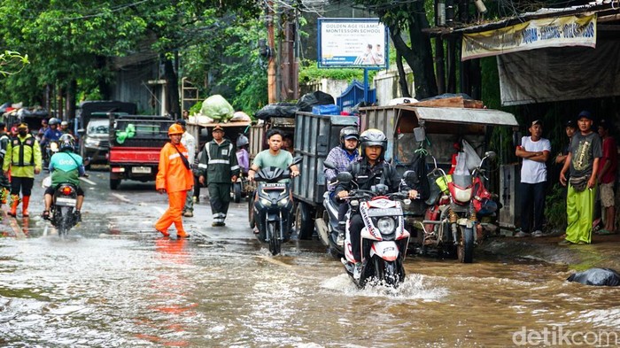 Jalan Kemang Utara IX Tergenang, Lalu Lintas Tersendat