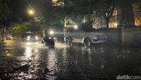 Sejumlah Jalan di Makassar Banjir Usai Diguyur Hujan Seharian hingga ...