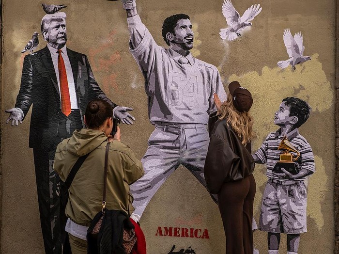 Mural Bad Bunny vs Donald Trump Muncul di Barcelona