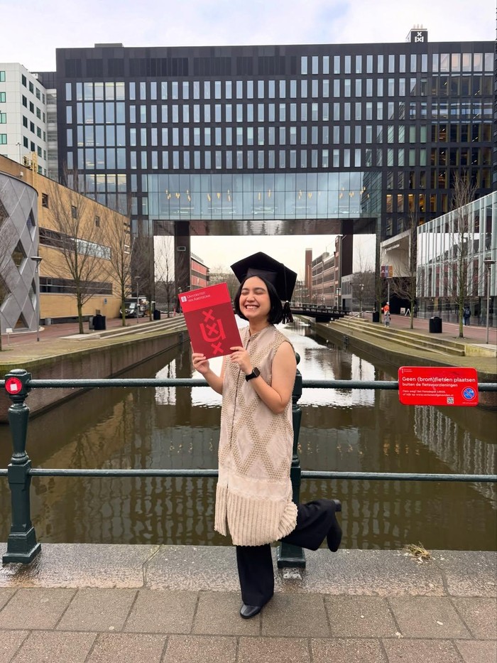 Rachel Amanda Akhirnya Pegang Ijazah Master Setelah 2 Tahun Lulus di ...