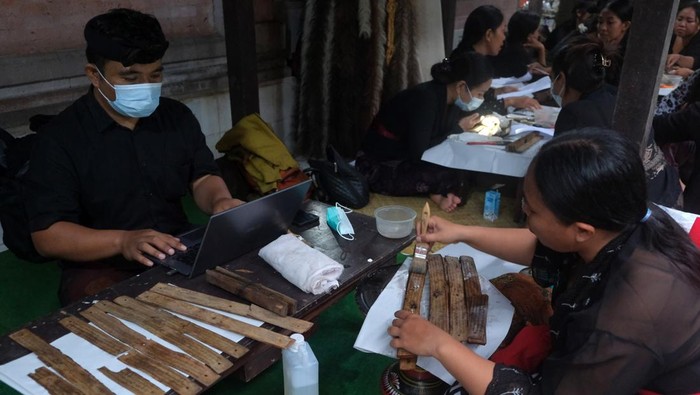 Naskah Lontar Dirawat di Festival Konservasi Lontar 2026