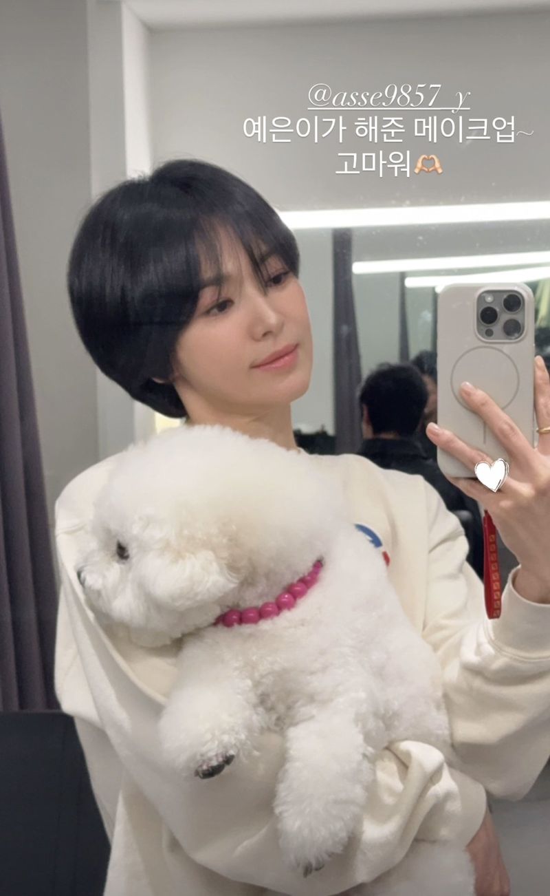 Foto Song Hye Kyo Bikin Fans Salfok, Pria di Belakangnya Diduga Lee Min Ho