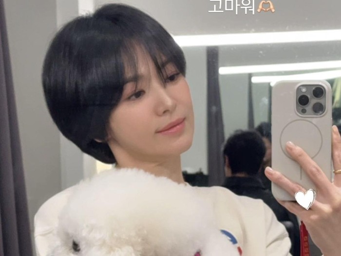Foto Song Hye Kyo Bikin Fans Salfok, Pria di Belakangnya Diduga Lee Min Ho