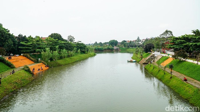 Waduk Brigif Jadi Favorit Ngabuburit Warga di Jakarta Selatan