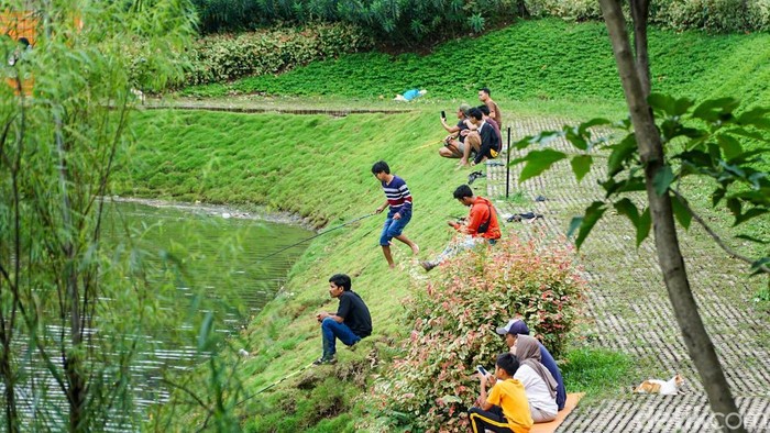Waduk Brigif Jadi Favorit Ngabuburit Warga di Jakarta Selatan