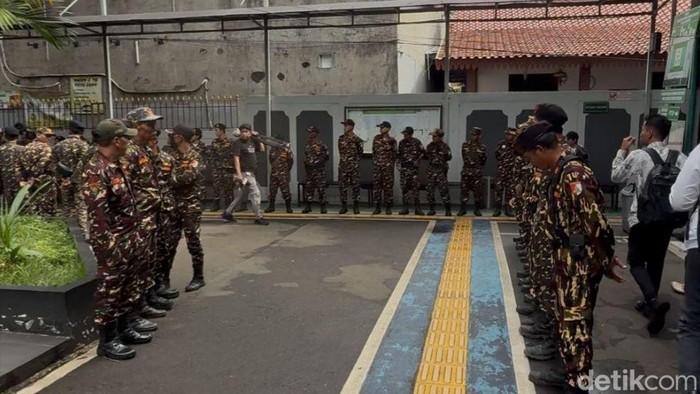 Banser NU Buat Barisan Saat Sidang Praperadilan Perdana Gus Yaqut di PN ...