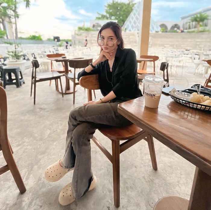 Momen Ngopi Seru Lindi Fitriyana, Calon Istri Virgoun yang Cantik!