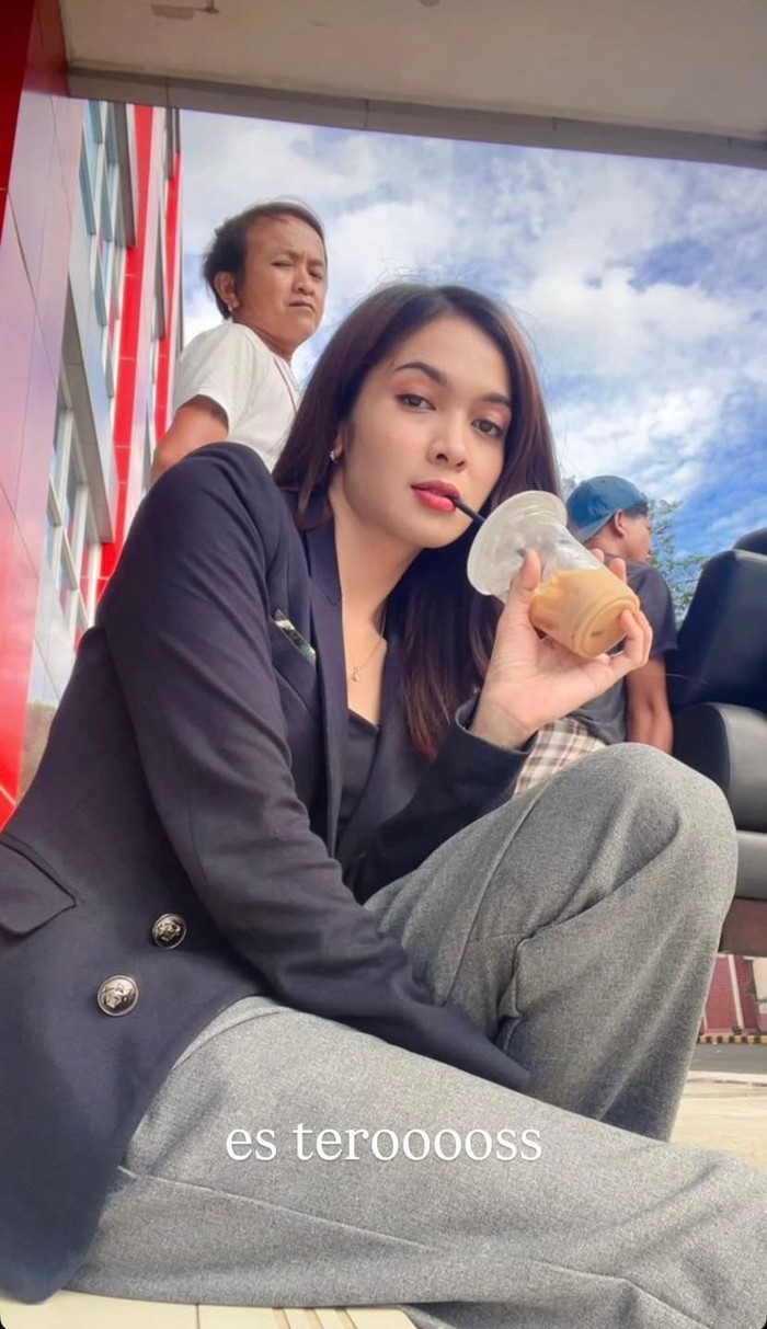 Momen Ngopi Seru Lindi Fitriyana, Calon Istri Virgoun yang Cantik!