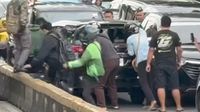 Detik-detik Mobil Tabrak Sejumlah Kendaraan di Jakpus lalu Dikepung Warga