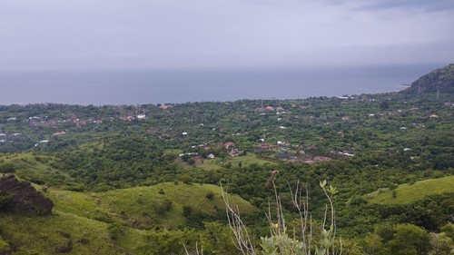 Pesona Bukit Batu Kursi: Mendaki, Pura, dan Panorama Teluk Pemuteran