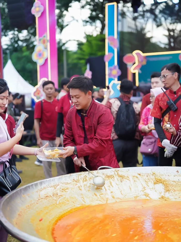 Wow! Bobon Santoso Pecahkan Rekor Dunia Bikin Lontong Cap Go Meh 5 Ribu ...