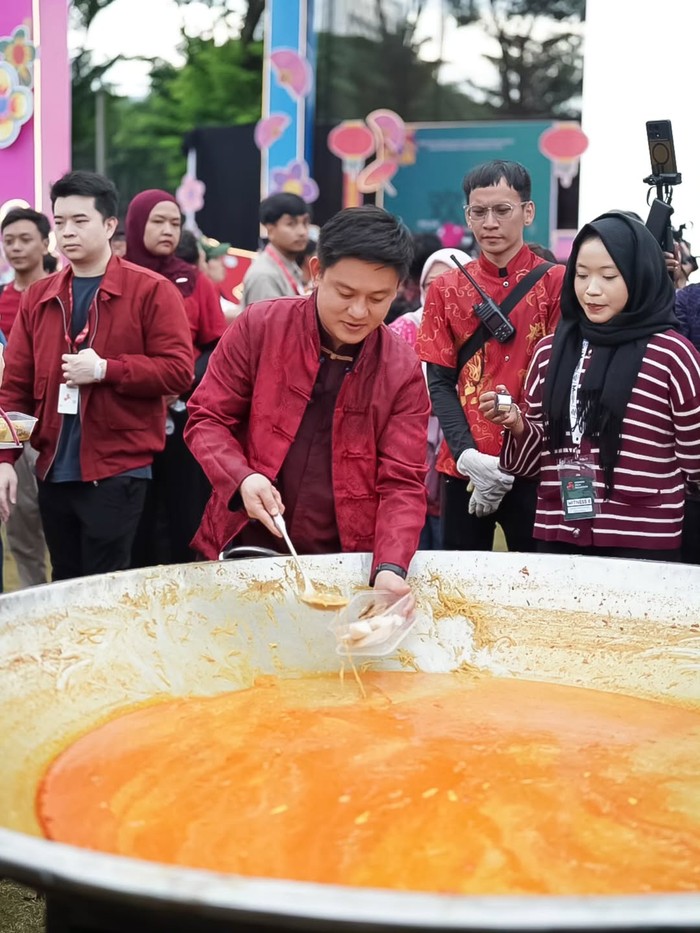 Wow! Bobon Santoso Pecahkan Rekor Dunia Bikin Lontong Cap Go Meh 5 Ribu ...