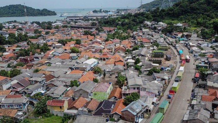 Truk Mengular, Akses ke Pelabuhan Merak Macet