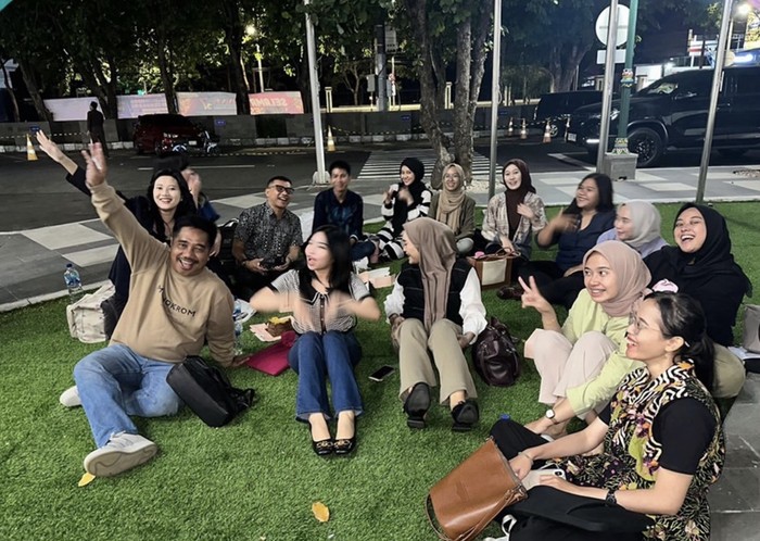 Gaul! Anang Hermansyah Kongkow Bareng Teman Kampus Bagi-bagi Lumiere