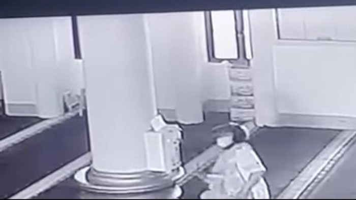Pria di Mamuju Terekam CCTV Curi Kotak Amal di 2 Masjid, Polisi Buru Pelaku