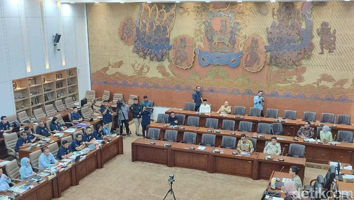 Bos Agrinas Nggak Hadir, Rapat DPR Bareng Menteri Koperasi Ditunda