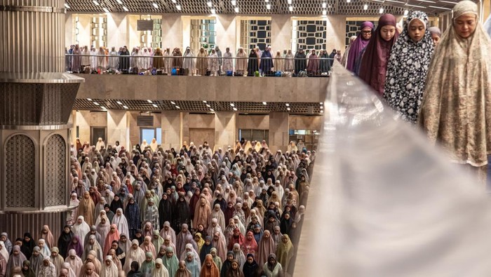 Sepuluh Malam Terakhir Ramadan, Jamaah Ramai Iktikaf di Masjid Istiqlal