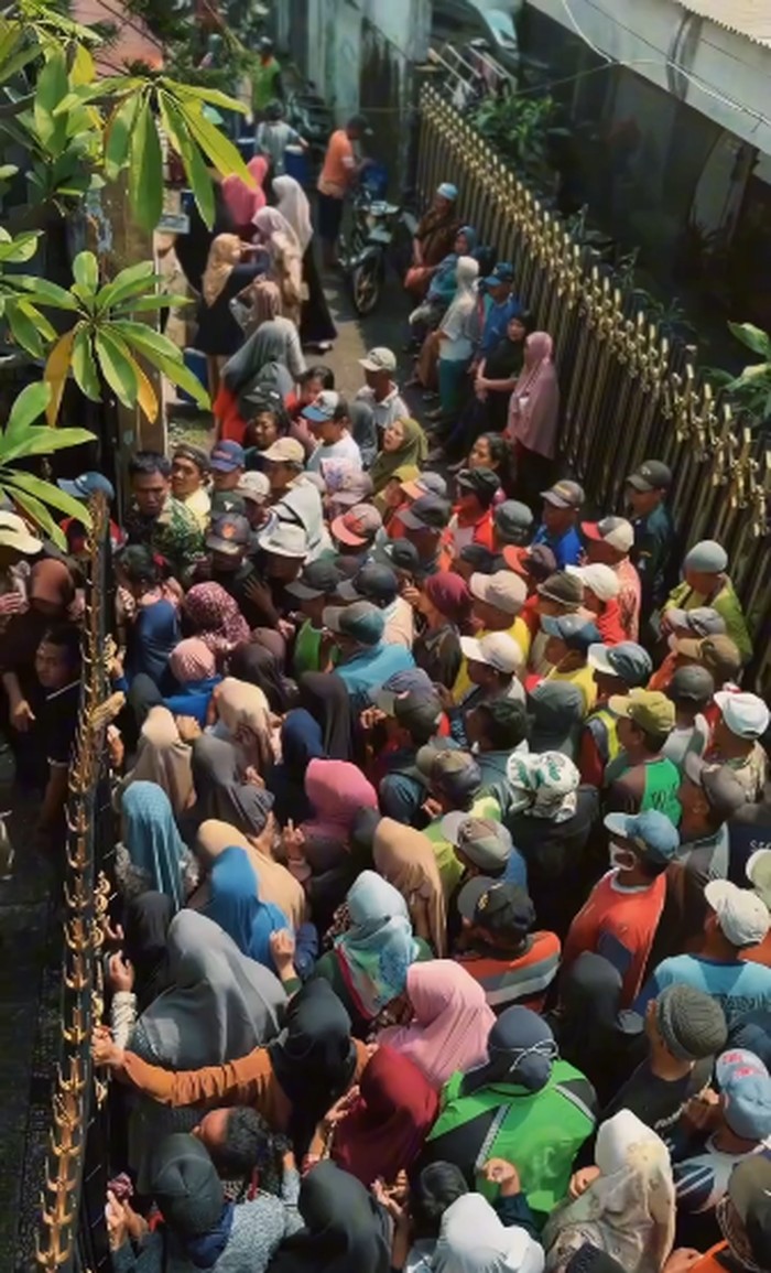Inul Daratista Pulang Kampung, Bagikan 1.500 Paket Sembako Gratis