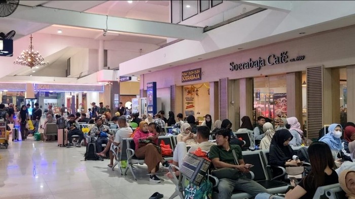 Hujan Mengguyur, Pemudik Masih Ramai di Stasiun Gubeng Surabaya