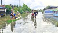 Banjir Rendam Malinau, Warga Beraktivitas Naik Perahu