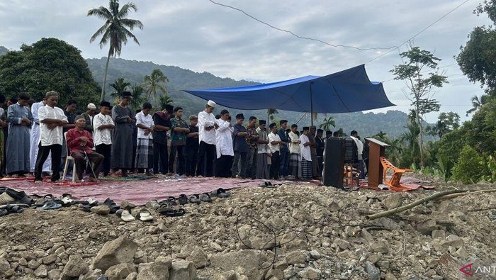 Momen Khidmat Warga Agam Salat Id di Lapangan karena Masjid Dihantam Galodo