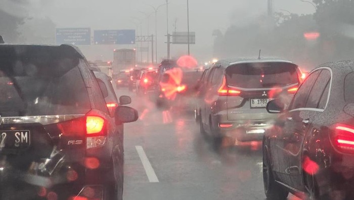Tol Jagorawi Arah Jakarta Macet Sore Ini, Ada Genangan Air di Sekitar ...