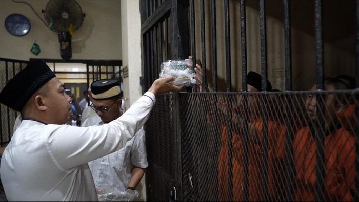 Lebaran di Balik Jeruji, Tahanan Polres Serang Terharu Bisa Makan Opor ...