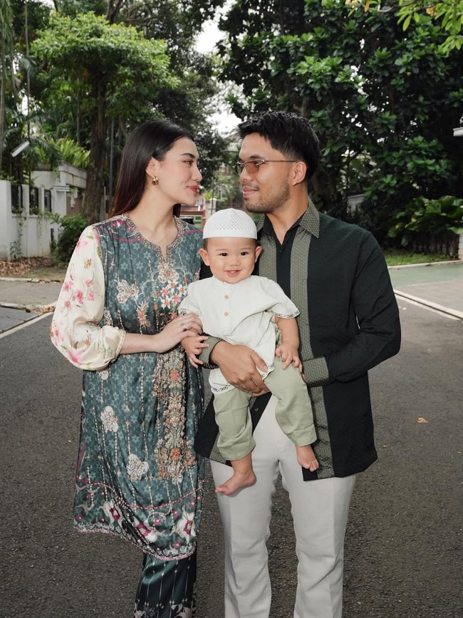 10 Potret Seragam Lebaran Keluarga Artis, Mahalini Setia dengan Nuansa ...