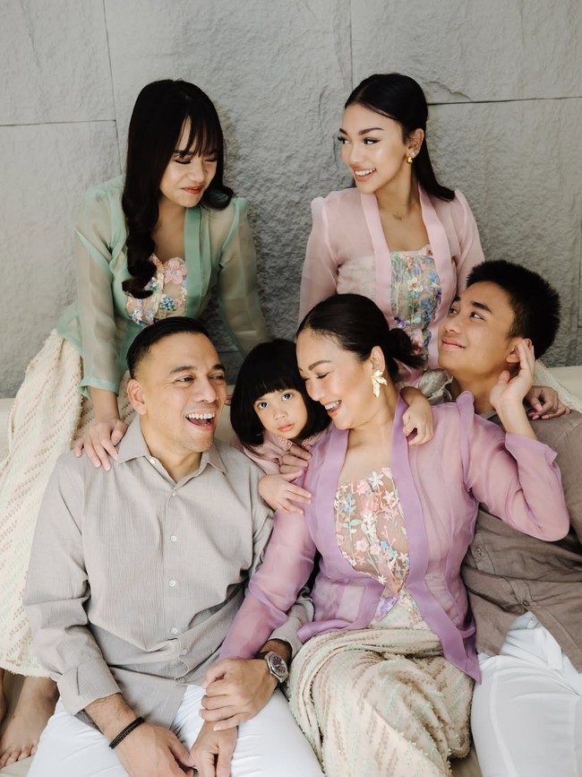 10 Potret Seragam Lebaran Keluarga Artis, Mahalini Setia dengan Nuansa ...