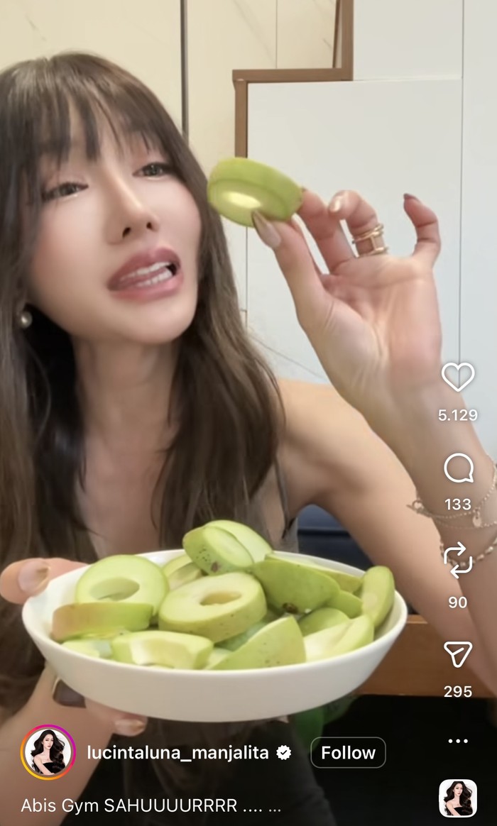 Seru! Lucinta Luna Mukbang Pizza hingga Nasi Telur bareng Omay