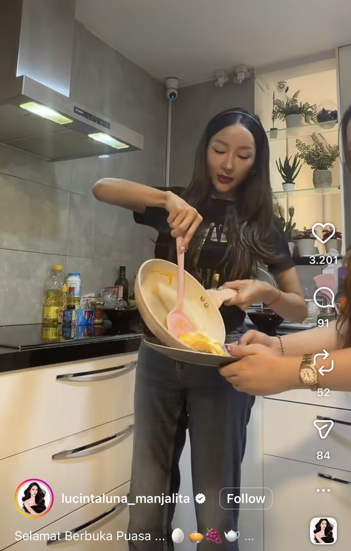 Seru! Lucinta Luna Mukbang Pizza hingga Nasi Telur bareng Omay