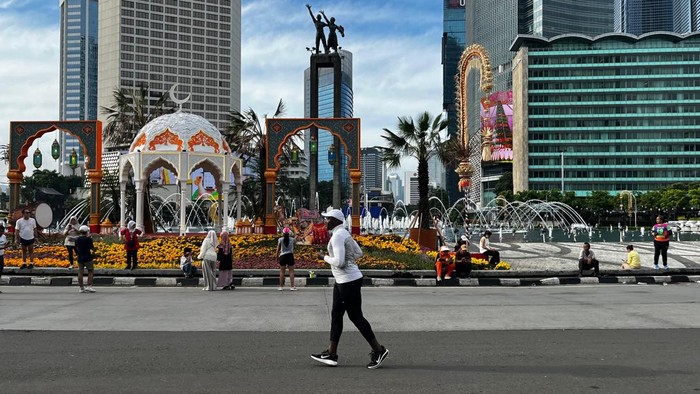Ramai Warga Olahraga di Kawasan Bundaran HI Meski CFD Ditiadakan Hari Ini
