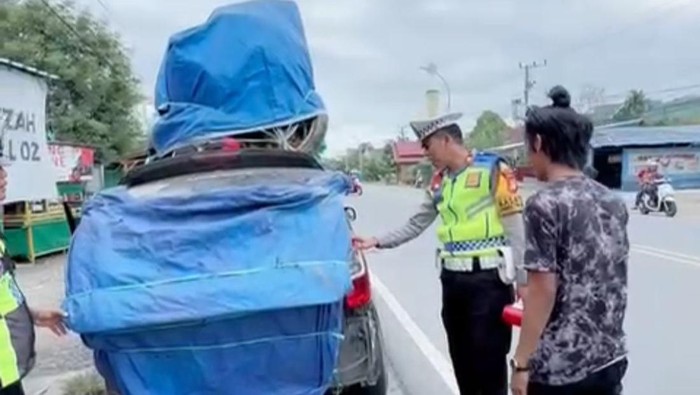 Avanza Angkut 12 Orang dan Motor di Atap, Pintu Bagasi Terbuka-Ditutupi ...