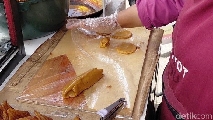 Mengintip Produksi Burayot, Kue Khas Garut yang Mirip Buah Zakar