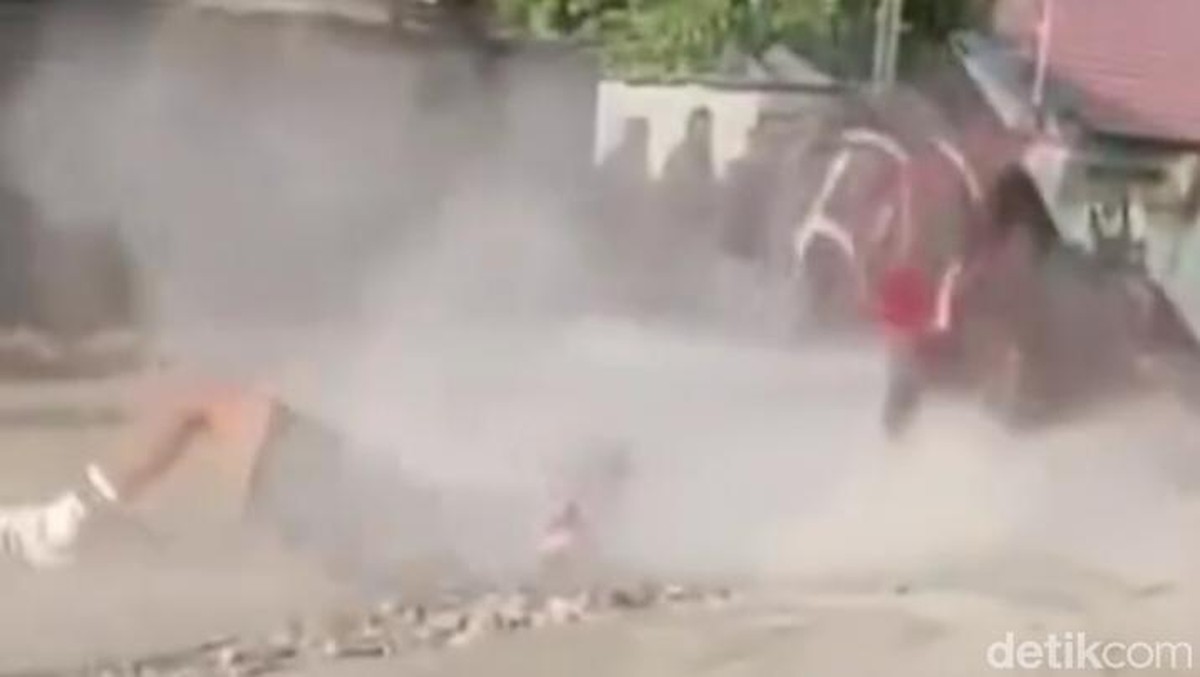 Tradisi Tiyu di Lombok Makan Korban, Penunggang Kuda Jatuh hingga Terseret