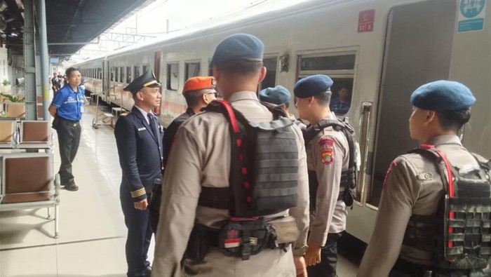 Brimob Polda Metro Patroli di Stasiun Pasar Senen, Pastikan Penumpang Aman