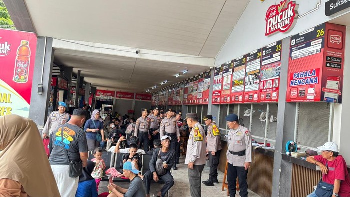 Brimob Polda Metro Patroli di Terminal Kalideres Antisipasi Lonjakan ...