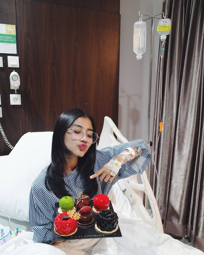 Cantiknya Ghea Youbi saat Menikmati Shabu-shabu hingga Durian