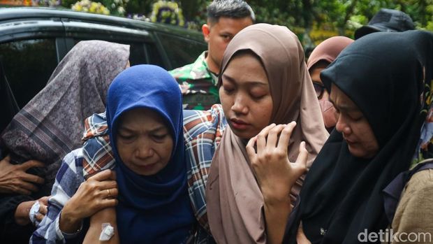 Tangis Istri Praka Farizal Saat Tiba di Rumah Duka Ledok Kulon Progo