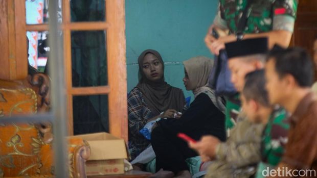 Tangis Istri Praka Farizal Saat Tiba di Rumah Duka Ledok Kulon Progo