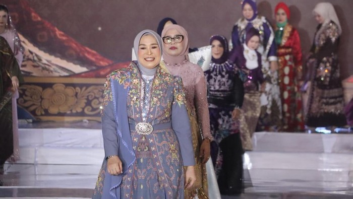 Ketua PKK Palembang Tampil Memukau Peragakan Songket Khas Sriwijaya