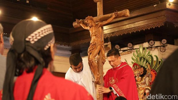 Khidmat Prosesi Cium Salib Kristus Saat Ibadah Jumat Agung di Gianyar